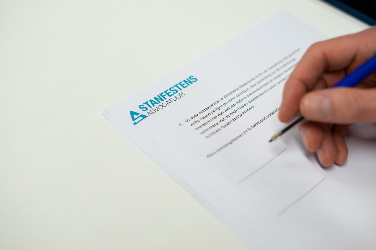 Commerciële contracten en overeenkomsten - Stanfestens advocatuur